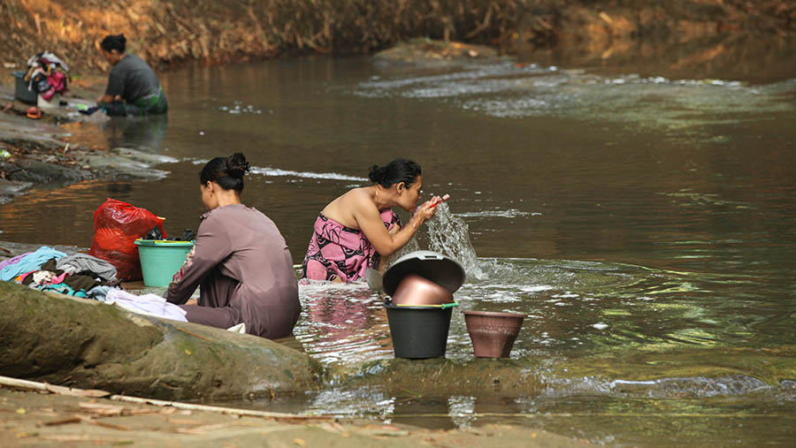 Potret Warga Cibarusah Mandi dan Cuci Baju di Kali Akibat Kemarau - Foto